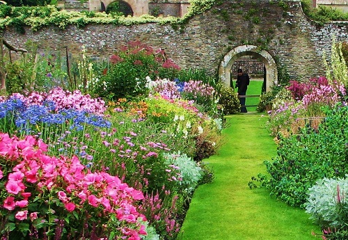 Abbotsford House and Gardens, home of Sir Walter Scott - Great British ...